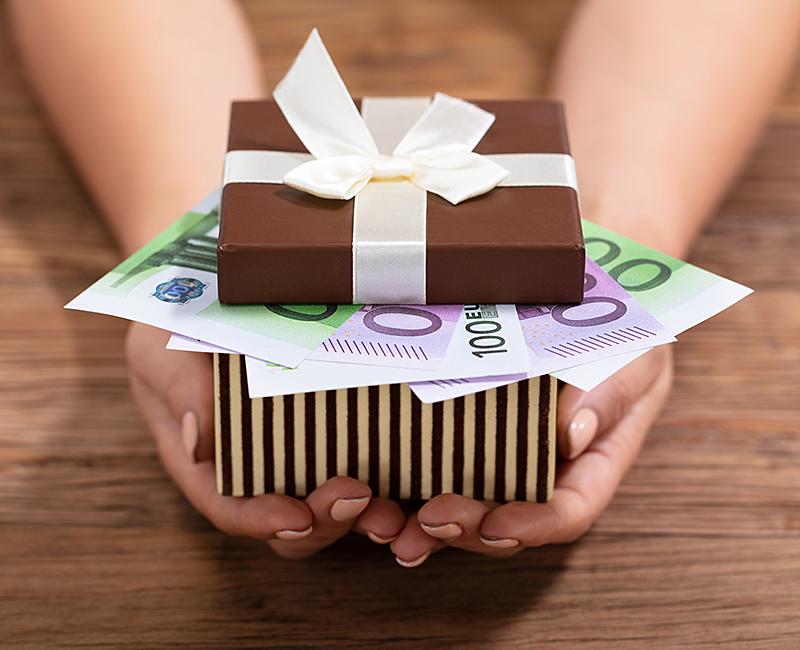 13 Rules How Much To Spend on a Wedding Gift | Wedding Forward
