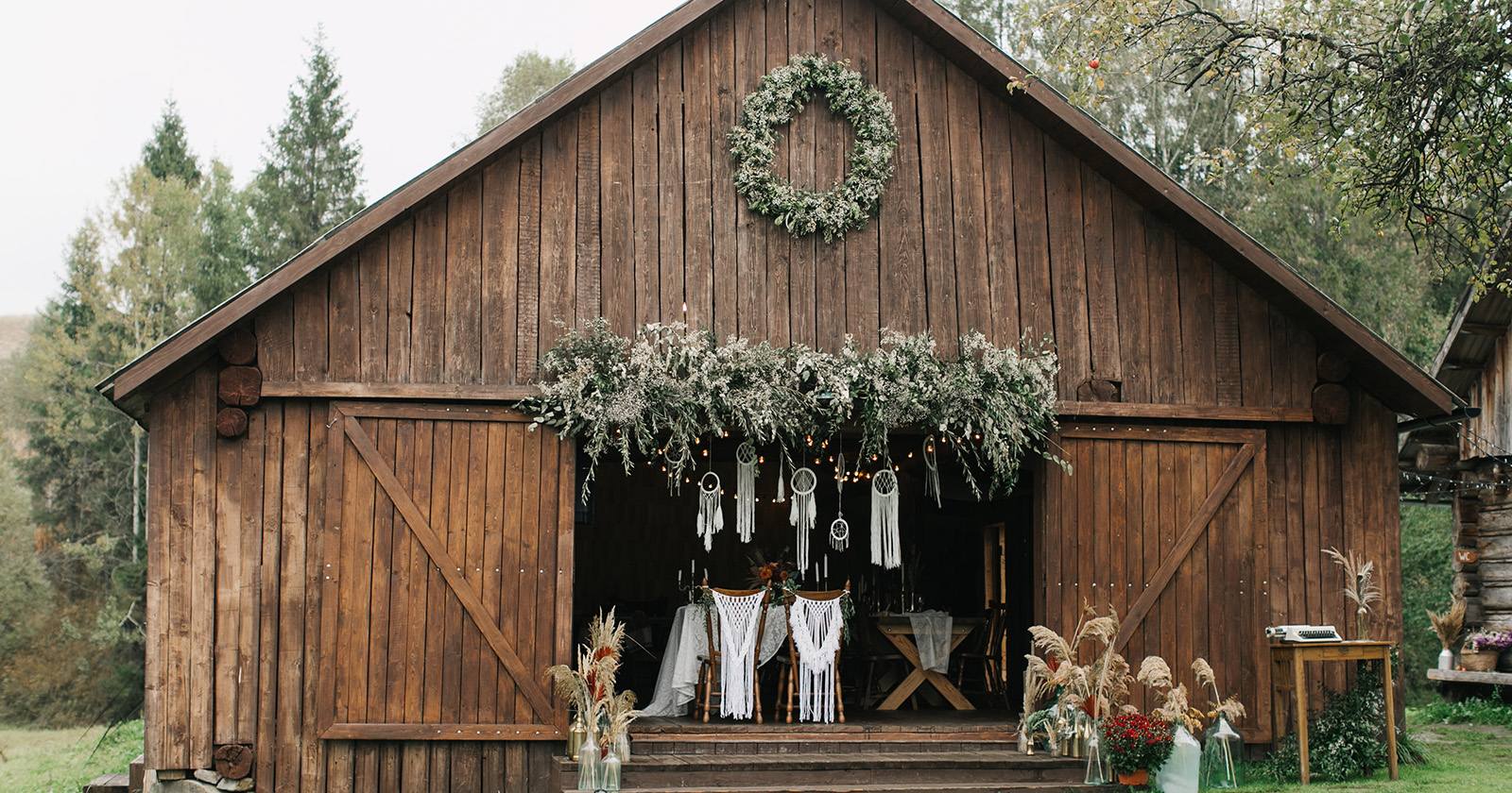 Barn Wedding Planning Tips: The Ultimate Guide & Ideas For 2023