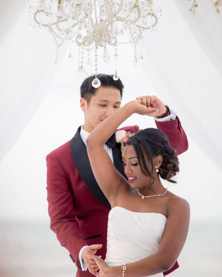 10 Creative Picture Poses For The Stylish Wedding Couple