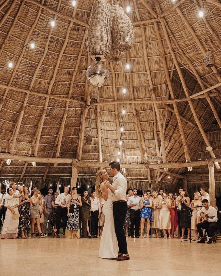 10 Creative Picture Poses For The Stylish Wedding Couple