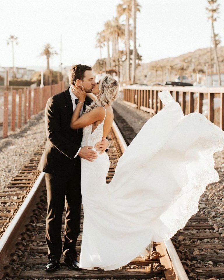10 Creative Picture Poses For The Stylish Wedding Couple