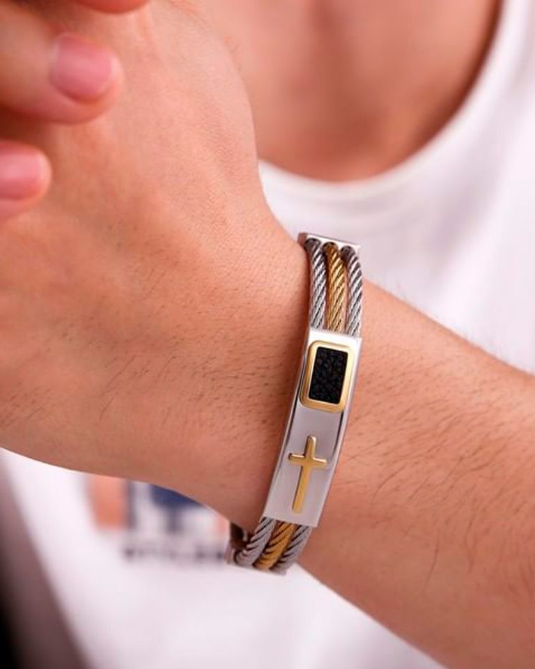 Engagement Gifts: 40 Unique Ideas To Surprise Couples In 2021