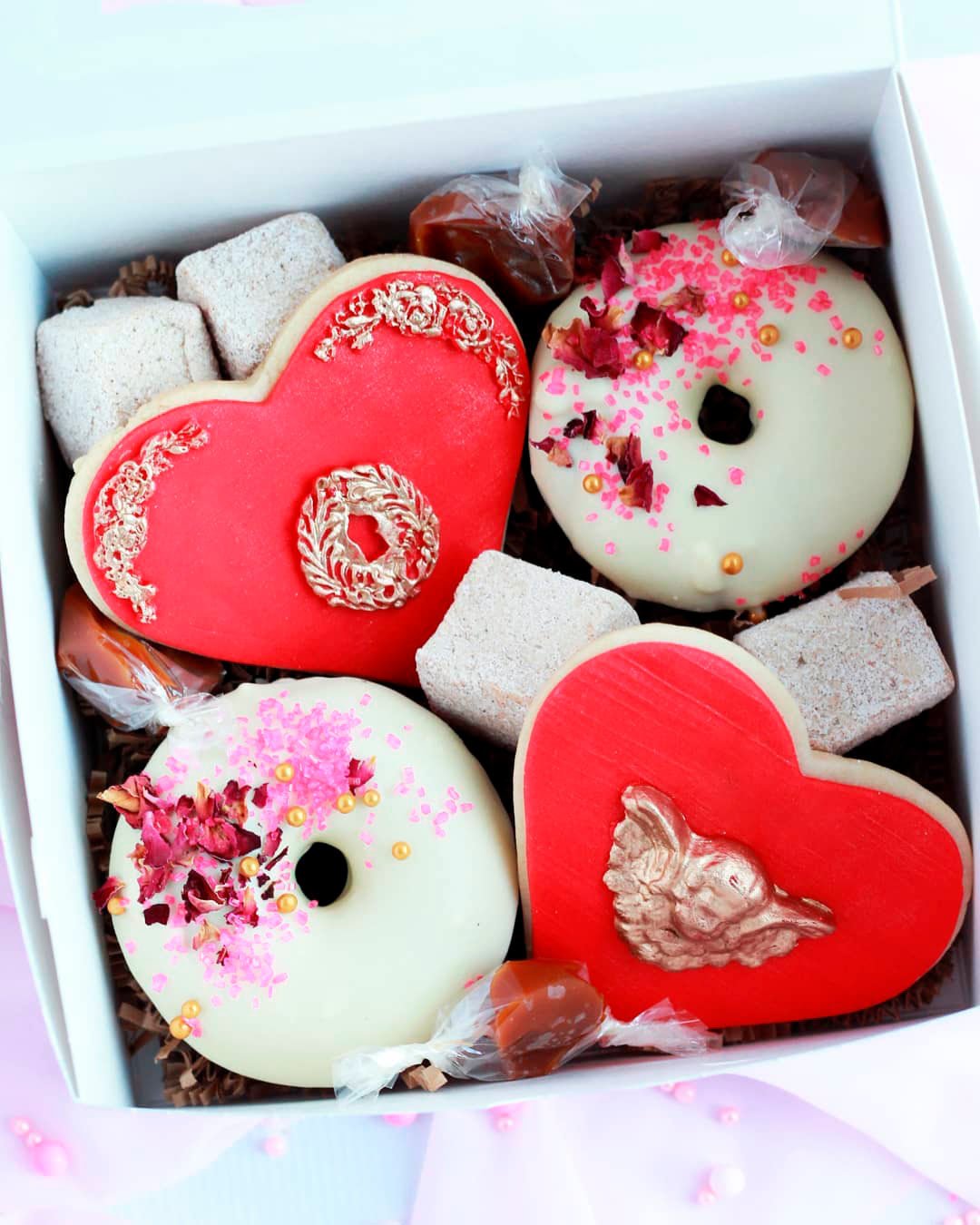 Engagement Gifts: 40 Unique Ideas To Surprise Couples In 2021