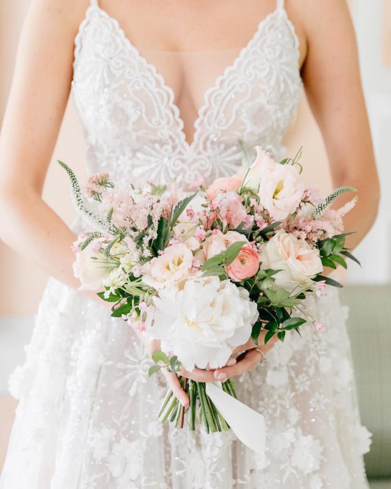 42 Prettiest Small Wedding Bouquets to Have and to Hold