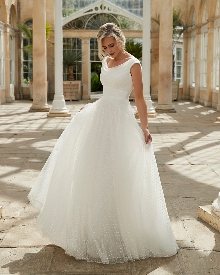 Modest Wedding Dresses: 33 Elegant Looks + Advice