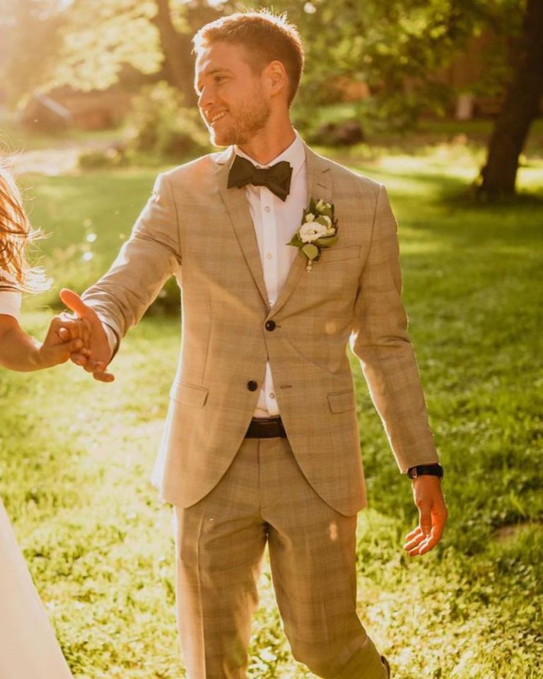 Rustic Groom Attire: 15 Suits [2022 Guide & FAQs]