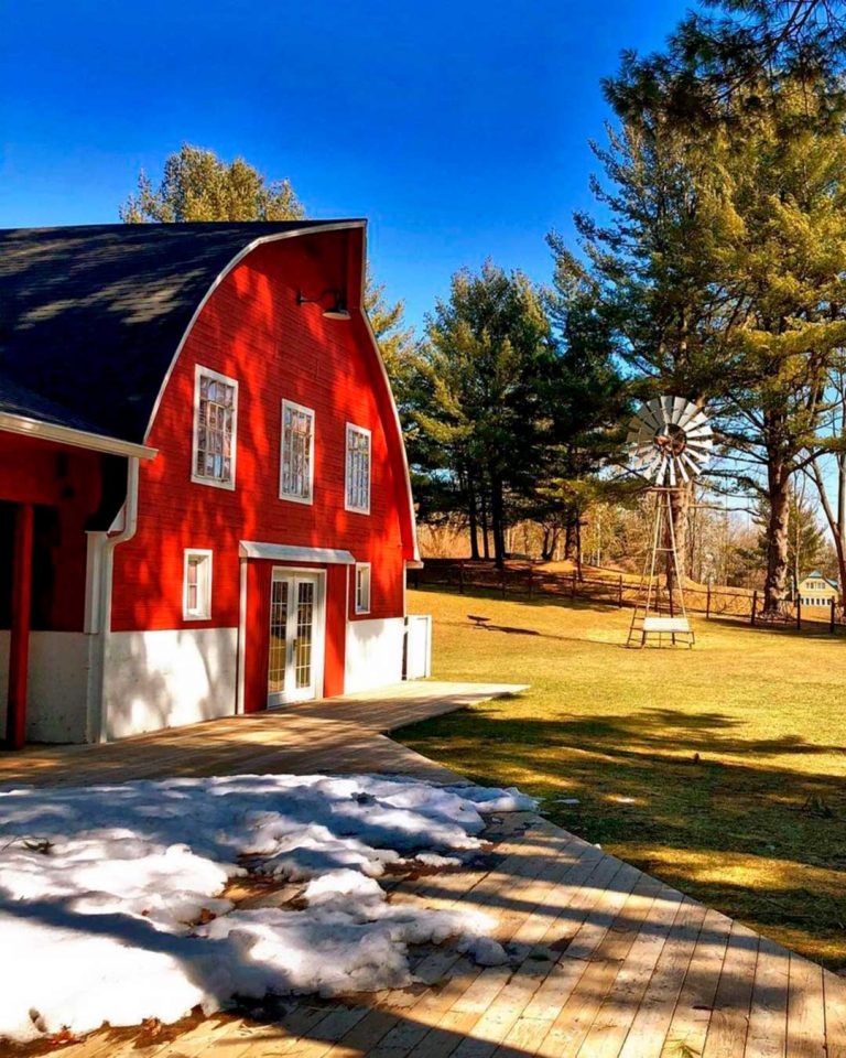 Rustic Wedding Venues In Michigan For Every Season [+Costs & Reviews]