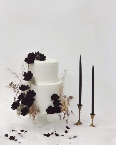 Black Wedding Flowers To Enhance Your Big Day Location