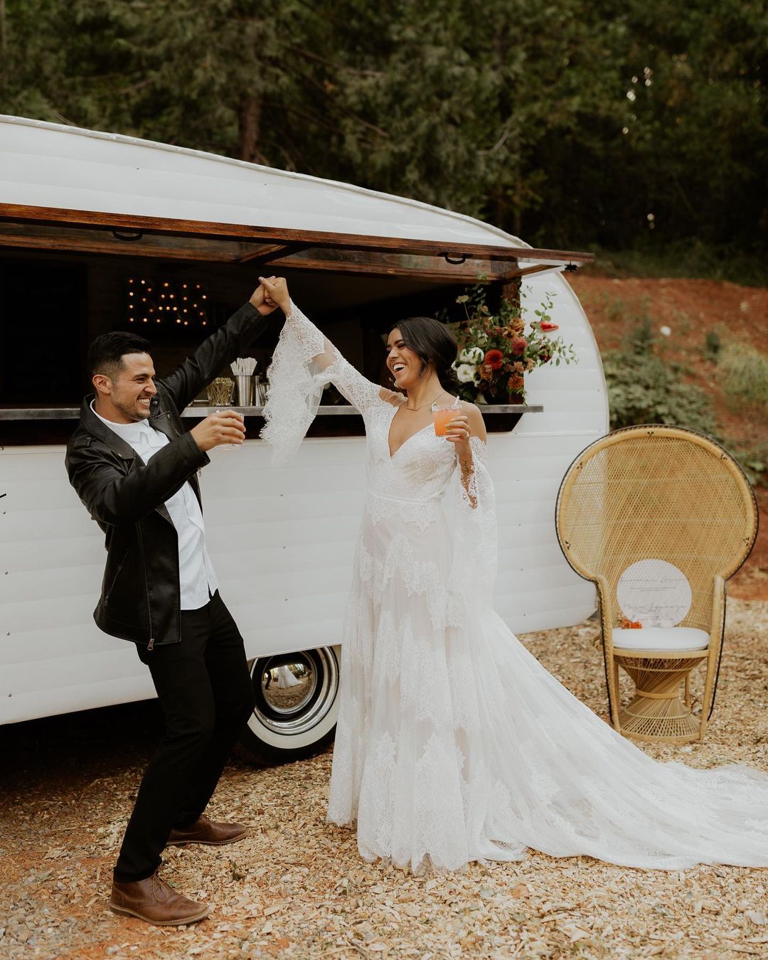 How To Write A Wedding Toast: Full List Of Tips And Samples