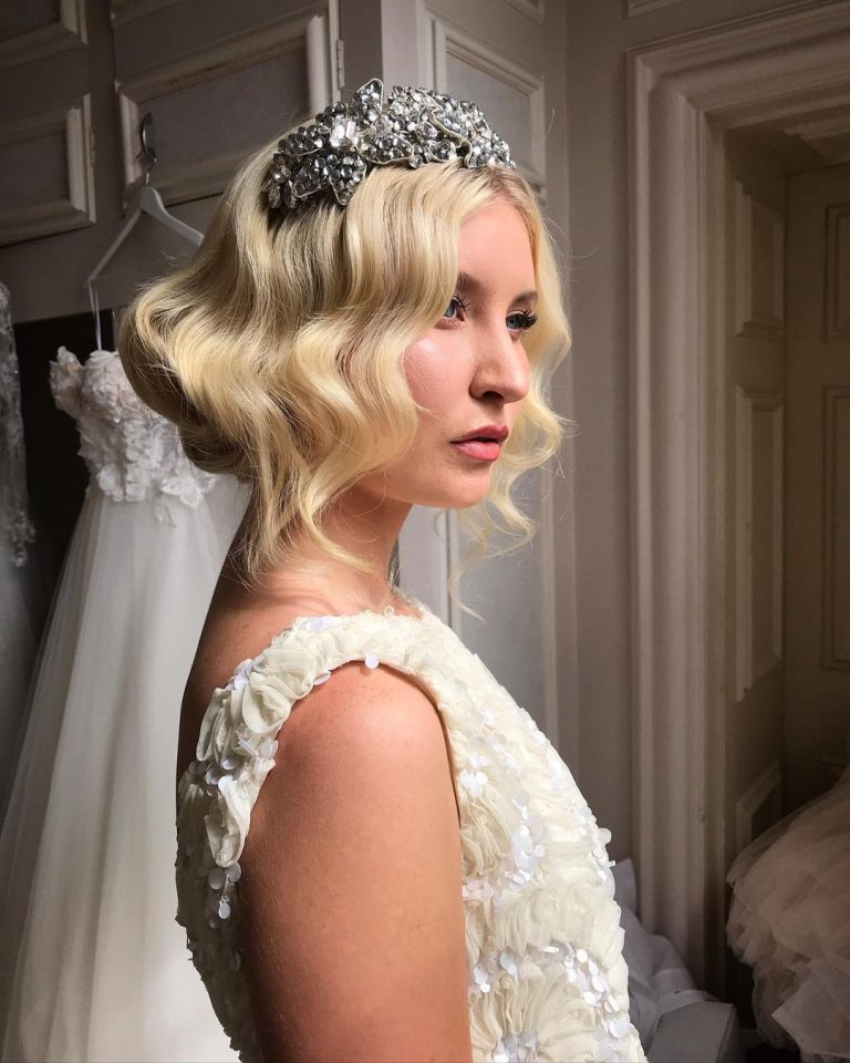 Pin Up Wedding Hairstyles: Slylish Looks 2022/23 [Guide & FAQs]