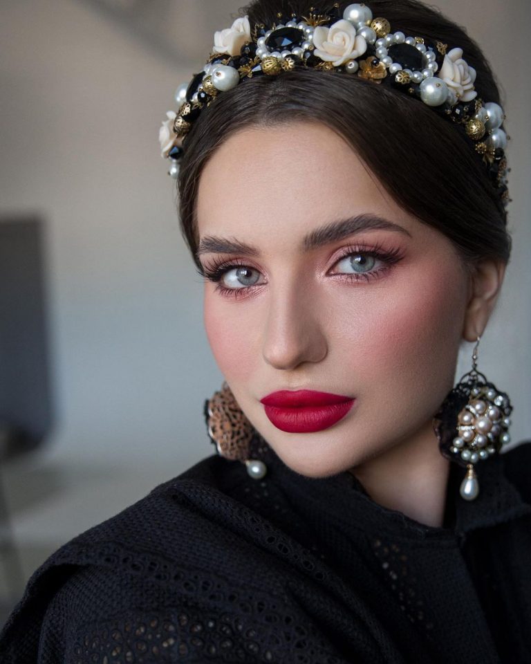 Engagement Photo Makeup Ideas [2022/23 Guide + FAQs]