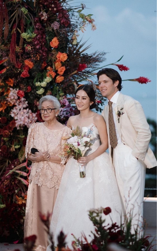 Wedding etiquette who pays for engagement party | Honestweddingadvice.com